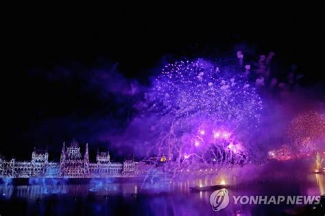 헝가리 건국기념일 축하하는 화려한 불꽃놀이 연합뉴스