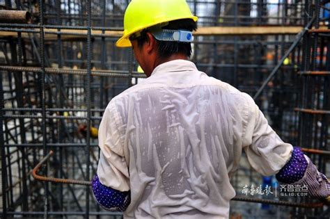速写 高温下那些冒着酷暑建设城市的工人身影速写高温济南新浪新闻