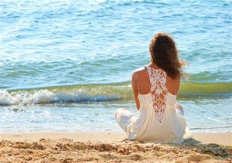 Jong Meisje In Een Witte Kleding Op Strand Stock Afbeelding Image Of