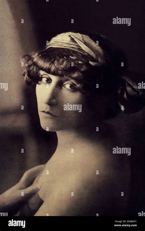 Portrait De Colette Banque Dimage Et Photos Alamy