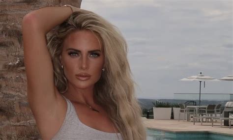Worlds Hottest Softball Player Goes Viral For Stunning Pool Photo The Spun