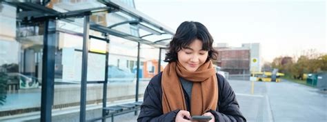 Glücklich Lächelndes Koreanisches Mädchen Das Sein Mobiltelefon