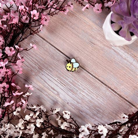 Smol Bee Mini Pin Delicows Quirkory