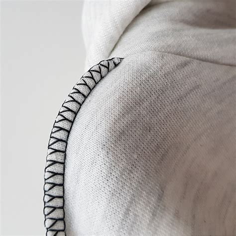 꾸안꾸오버록set 심플 레터링 프린트 오버로크 디테일 기모 크롭 후드 맨투맨티셔츠 따뜻한 밴딩롱팬츠 핀턱 와이드팬츠 투피스 겨울 데일리 트레이닝복 추리닝세트