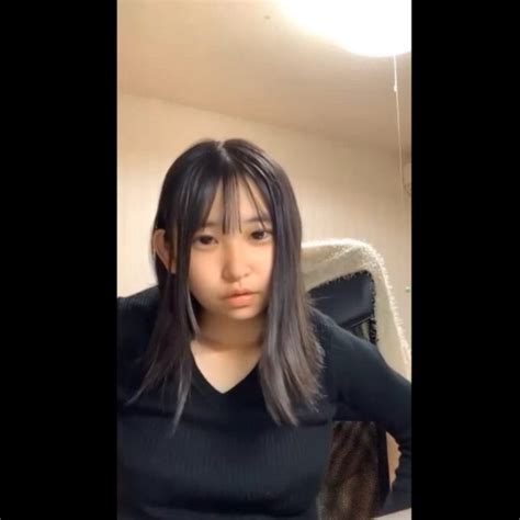 無修正ライブチャット】キタ！スマホ撮影！合法ロリ！自宅から即脱ぎの色白素人娘チャット！推定dカップ美乳and薄い陰毛！パソコン椅子【素人女子のエロ動画】｜素人女子の無料エロ動画