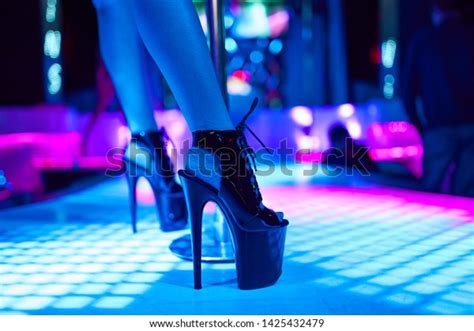 Young Sexy Girl Strip Club Luring Foto De Stock 1425432479 Shutterstock