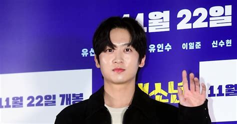 포토 이일준 멋진 손인사~