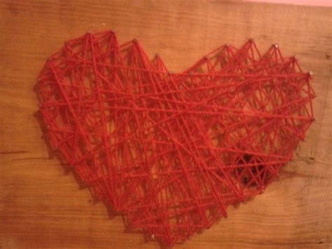 Corazón De Estambre Rojo Sobre Superficie De Madera