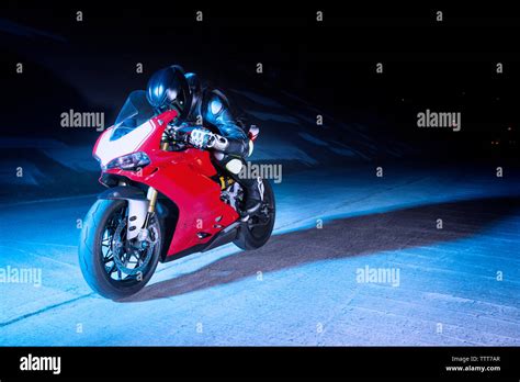 Reifer mann der auf motorrad sitzt Fotos und Bildmaterial in hoher Auflösung Alamy
