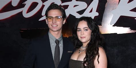 Netflixの人気ドラマシリーズ『コブラ会』で共演！ タナー・ブキャナンとメアリー・マウサーが婚約を発表