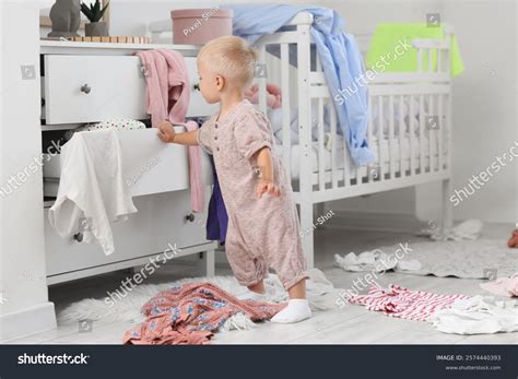 Travieso Bebé Niño Abriendo Cajón Con Foto De Stock 2574440393