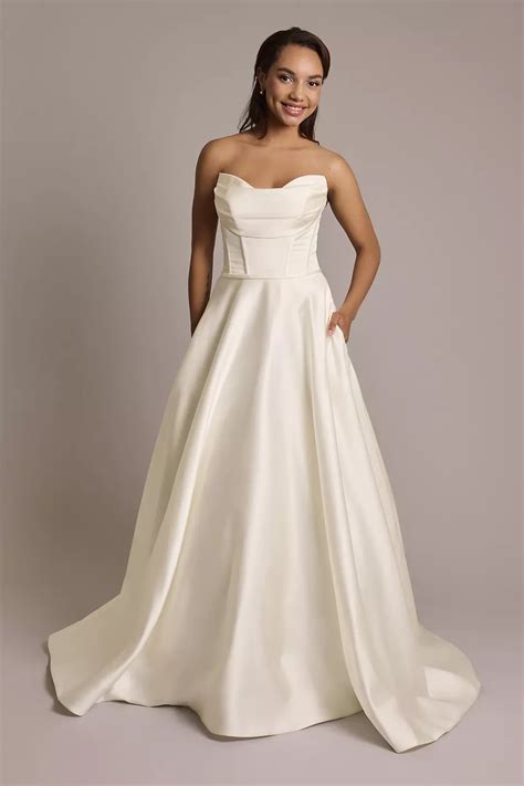 12 Wedding Dresses For Older Women Over 60
