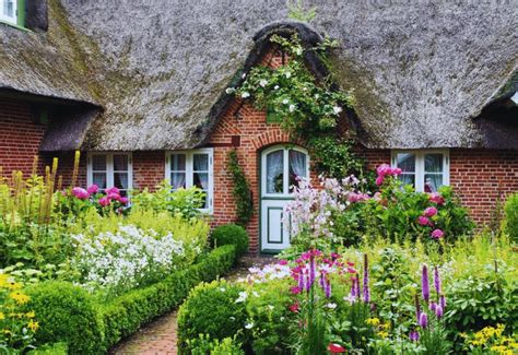 12 Must Have Cottage Garden Plants To Achieve An English Style Look