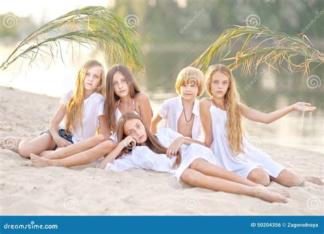 Retrato Da Menina Ao Ar Livre Foto De Stock Imagem De Praia Amizade