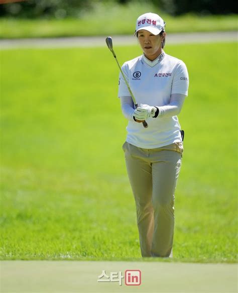 포토 임진희 집중력을 높여 핀을 본다 네이트 스포츠 포토 임진희 집중력을 높여 핀을 본다 네이트 스포츠