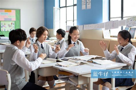 同学们在教室玩耍 蓝牛仔影像 中国原创广告影像素材