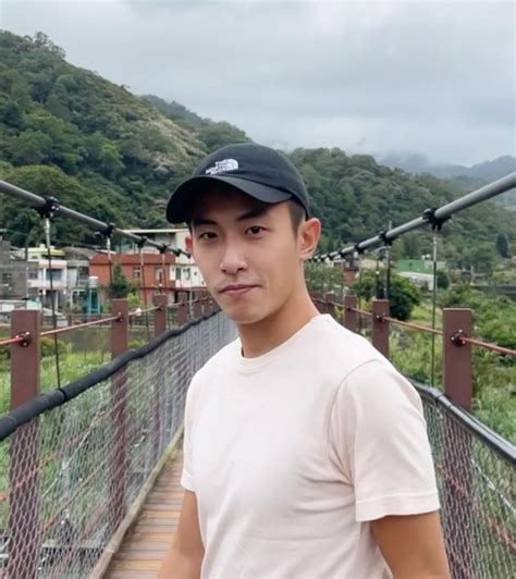 蔡駿琪 又到了憂鬱煩人的季節。 仍記得二確隔離前 外頭還是溫暖甚至高溫到嚇人的天氣 但關了一個多禮拜後出關 一切都變了 聲音變啞 天氣變冷 活力變差 不好的事物無限蔓延 好想把自己冬眠