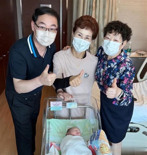 张檬晒全家福官宣产子，小五陪产儿子正脸出镜颜值高