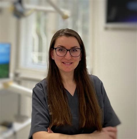 Д р Даниела Стоева дм Зъболекар Стоматолог Протетик София Супердок