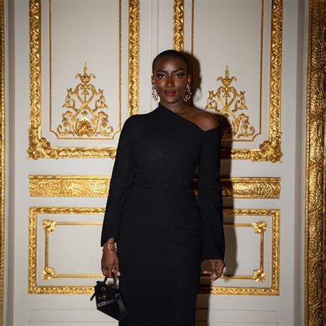 عبير سندر بلقطات جديدة بعدما قصّ زوجها شعرها على الصفر Laha Magazine