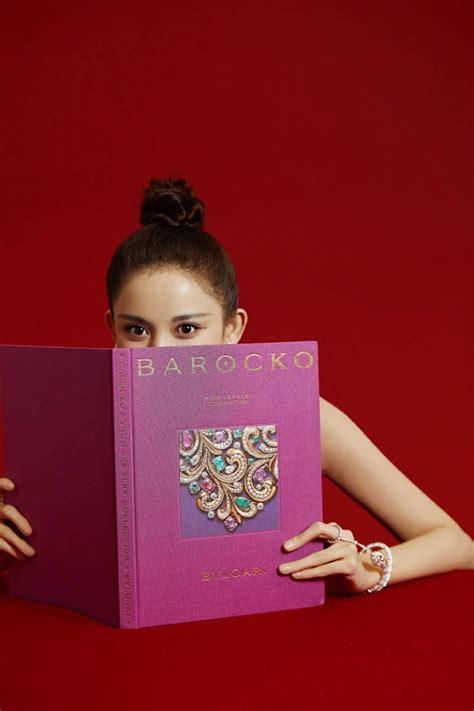 我是娜扎 今晚宝格丽活动造型，简洁的黑色鱼尾缎面裙，佩戴着精致的巴洛克高级珠宝，华丽复古的风格，带着几分性感魅惑，不论是工作室图还是现场生图都让你无可挑剔。 娜扎生图娜扎黑色鱼尾缎面裙