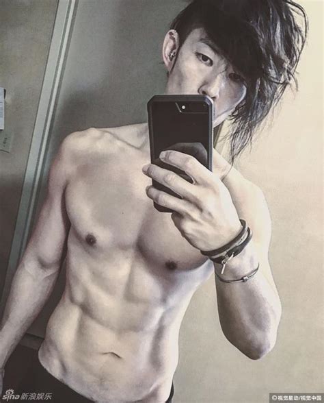 吴建豪保持好身材健身不辍 一身肌肉性感新浪图片