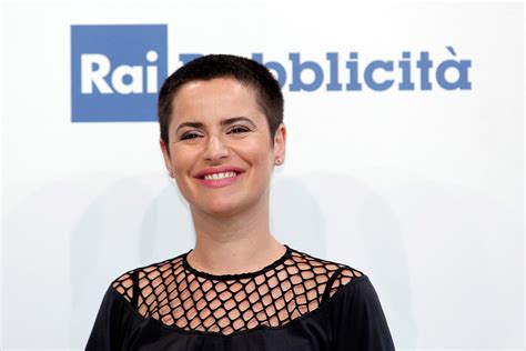 Chi è Silvia Salemi La Cantante Di A Casa Di Luca