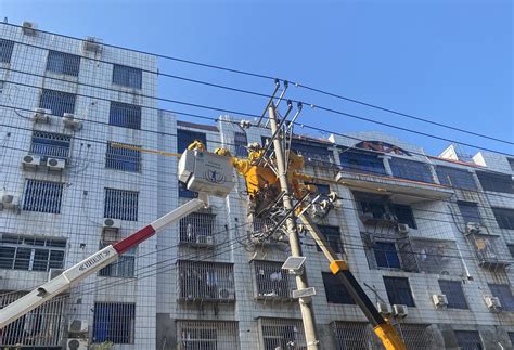 重要线路故障 抢修人员及时带电消缺保供电无忧