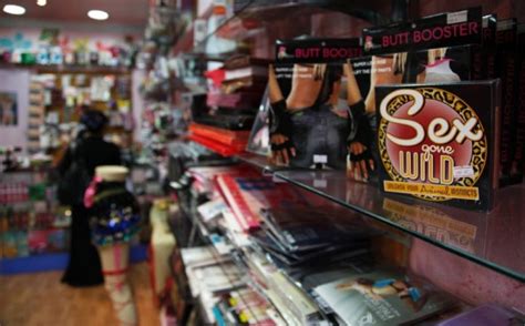 فروشگاه‌ وسائل سکس و لباس‌های سکسی در کشور اسلامی بحرین مجله فلونز عکس های سکسی شاهزاده