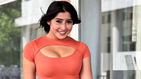 Sofia Ansari ने सोशल मीडिया पर किया धमाका देखें लेटेस्ट तस्वीरें