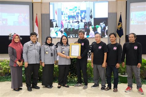 Kakanwil Kemenkum Ntb Serahkan Sertifikat Merek Kolektif Untuk 30 Cc