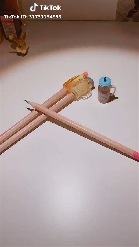 画面から飛び出す？鉛筆が目の前にあるかのように見える動画 話題の画像プラス