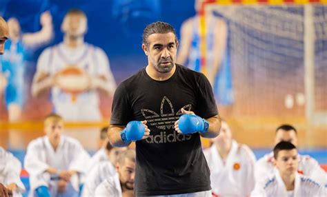 Šampion Rafael Agajev U Baru Trenira Više Od 100 Karatista