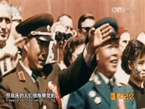 首度公开——中将钱学森在国庆十周年阅兵观礼台的军装照 风闻