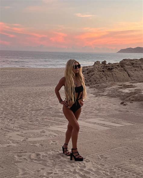 Jessica Simpson Flaunts Fit Figure In Bikini And Heels