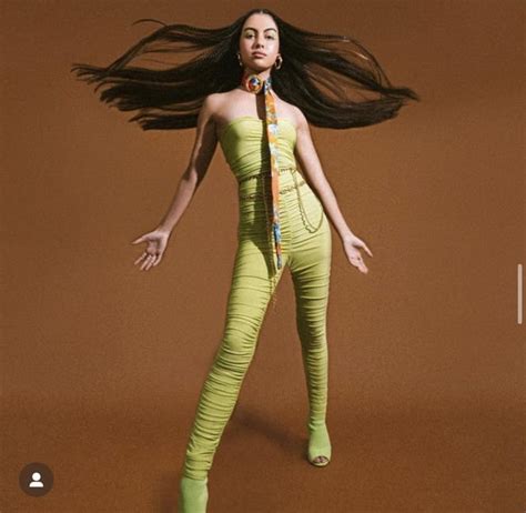 Insta Vs Modle Pictures Her Waist Just Looks So Unnatural R