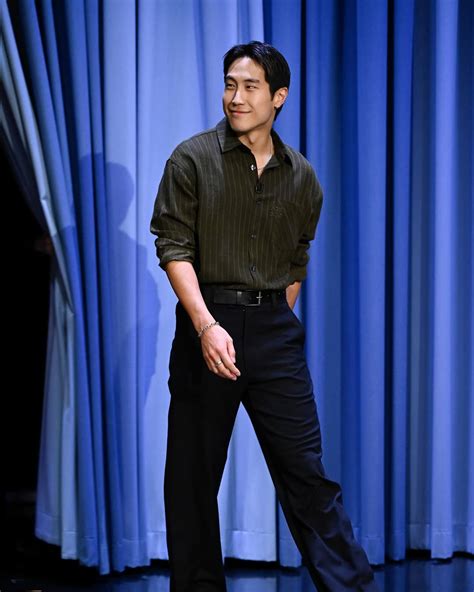 بازیگر نقش جسی در The Last Of Us روی صحنه برنامه جیمی فالن روزنامه هفت صبح