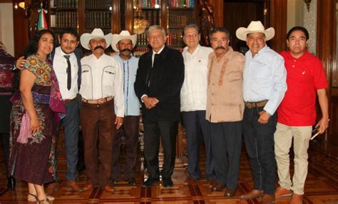 Amlo Recibe A Familia De Emiliano Zapata En Palacio Nacional