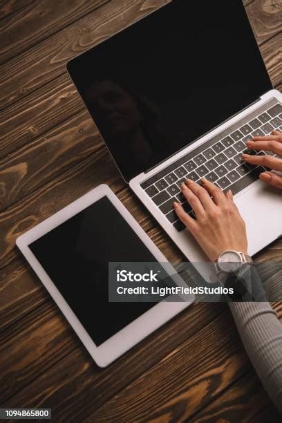 디지털 태블릿을 직장에서 노트북에 입력 하는 사업가의 부분 보기 개체 그룹에 대한 스톡 사진 및 기타 이미지 개체 그룹 기업 비즈니스 노트북 Istock