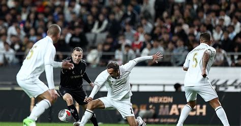 드리블 돌파시도하는 셰우첸코