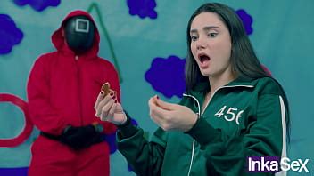 SQUID GAME Victoria Carmargo Bsile Rompe La Galleta En El Juego Del Calamar Y Es Follada Por