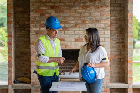 두 엔지니어 남자와 여자 건설 내에서 프로젝트에 대해 이야기 2명에 대한 스톡 사진 및 기타 이미지 2명 Sable Color 건설 산업 Istock