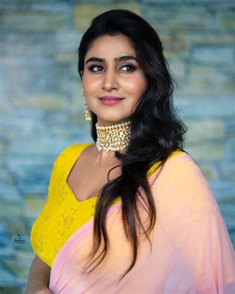 ఎల్లో కలర్ డ్రెస్ లో మతిపోగొడుతున్న యాంకర్ వర్షిణి Anchor Varshini Glamorous Photos Oneindia