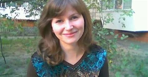 Галина седеше на автобусната спирка и не знаеше какво да прави Но изведнъж до нея дотича