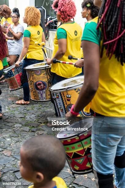 Anggota Band Perkusi Dida Terlihat Saat Tampil Di Foto Stok Unduh