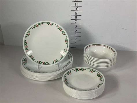 33 Piece Corelle Dinnerware Set With Holly Pattern Hash Auctions