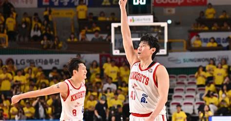 [사진] 짜릿한 승리에 환호하는 오세근과 안영준