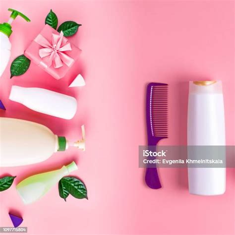 화장품 포장 플라스틱 병 샴푸 크림 샤워 젤 우유 녹색 잎 스폰지 상자 선물 활 천연 유기농 제품 피부와 헤어 케어 쇼핑 상위 뷰 평면 위치 배경 핑크 개념에 대한 스톡