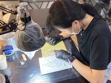 타투스터디부산점 감성타투도안 고무판 연습 중인 수강생의 모습😚 타투스터디 강사진분들의 작품이