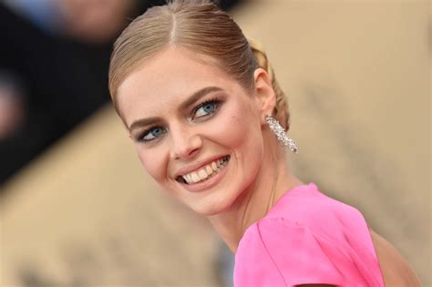 Download Samara Weaving Pink Dress Event Smile Wallpaper